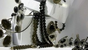 Azabache | Características, usos, yacimientos, curiosidades, cuidados