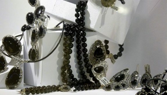 Azabache | Características, usos, yacimientos, curiosidades, cuidados