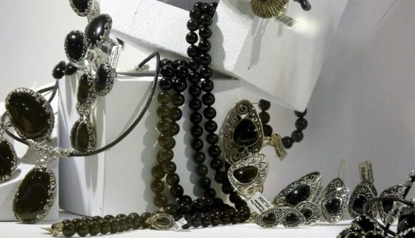 Azabache | Características, usos, yacimientos, curiosidades, cuidados