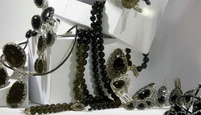 Azabache | Características, usos, yacimientos, curiosidades, cuidados