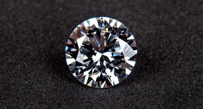 Zirconia | Características, resistencia, diferencias con el diamante, usos